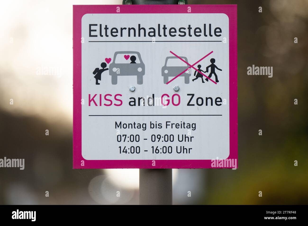 Moritzburg, Germany. 16th Nov, 2023. A "Kiss an Go Zone Parent Stop ...