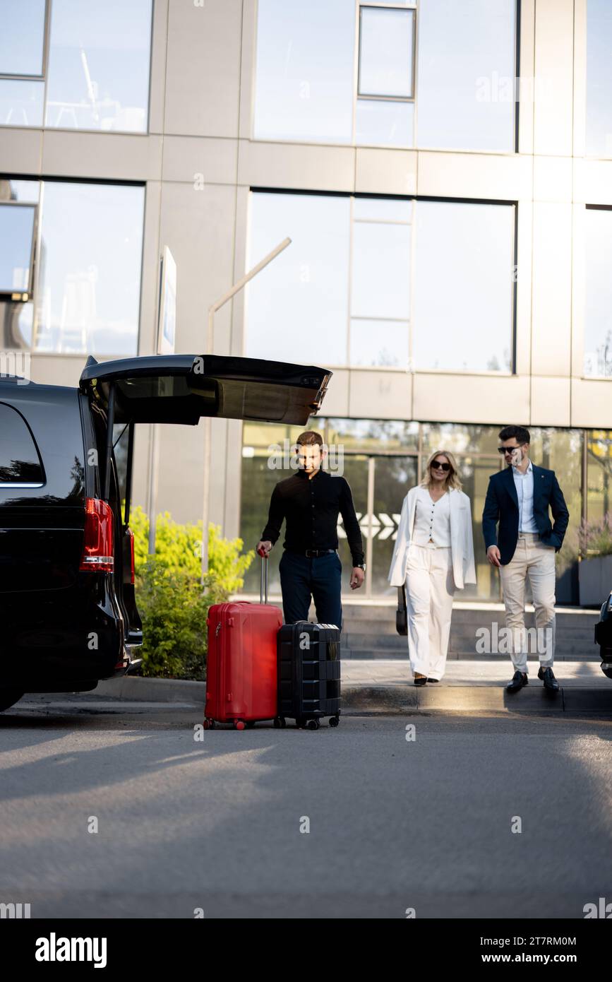 Hotel porter carrying luggage hi-res stock photography and images - Alamy