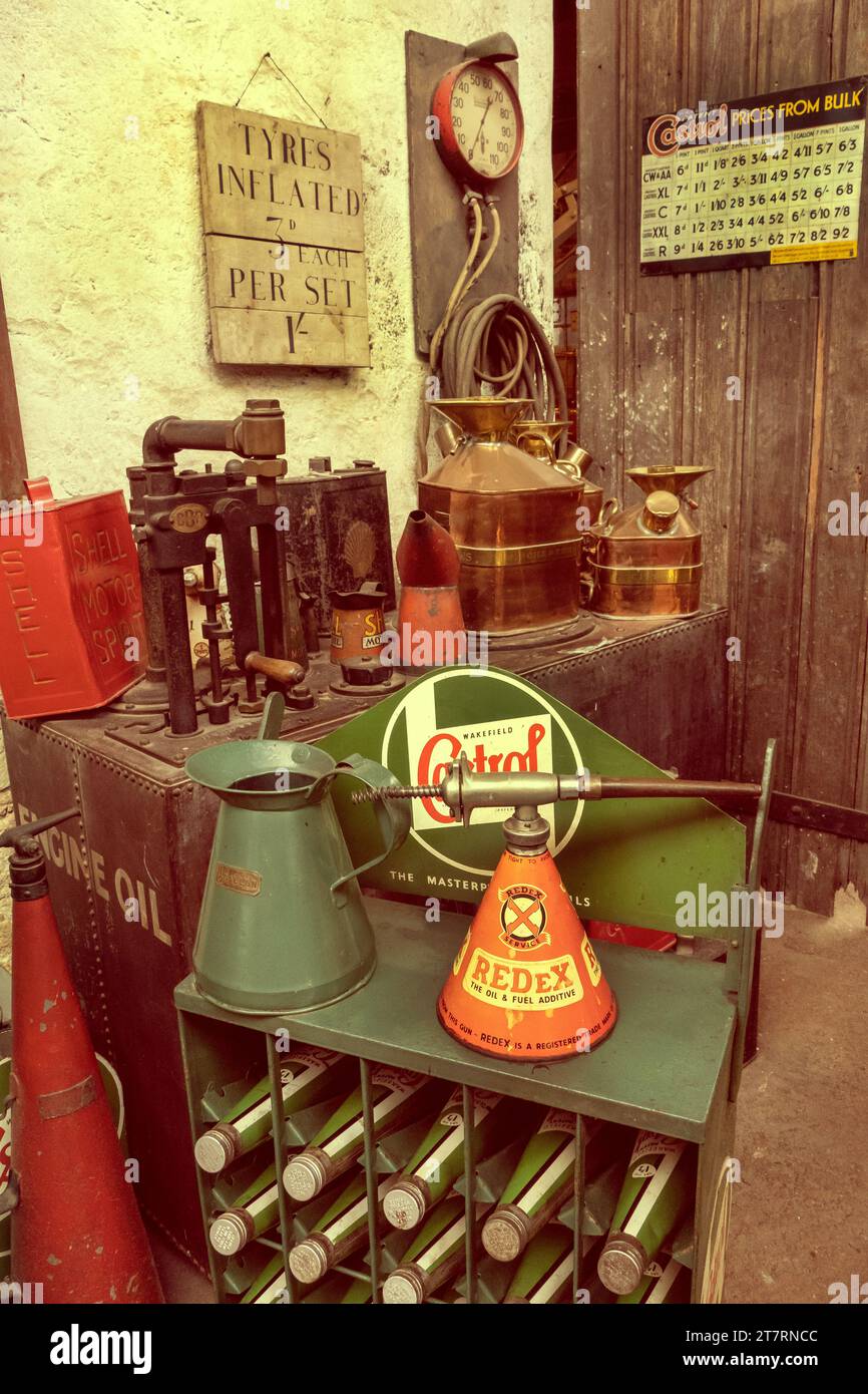 Vintage garage lubrication bay hi-res stock photography and images - Alamy
