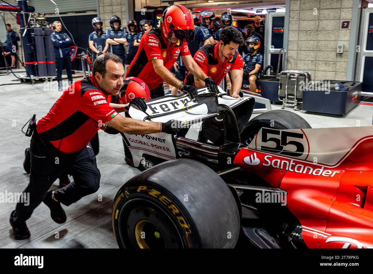 Las Vegas, USA. 16th Nov, 2023. The Ferrari pit team practice a tire ...