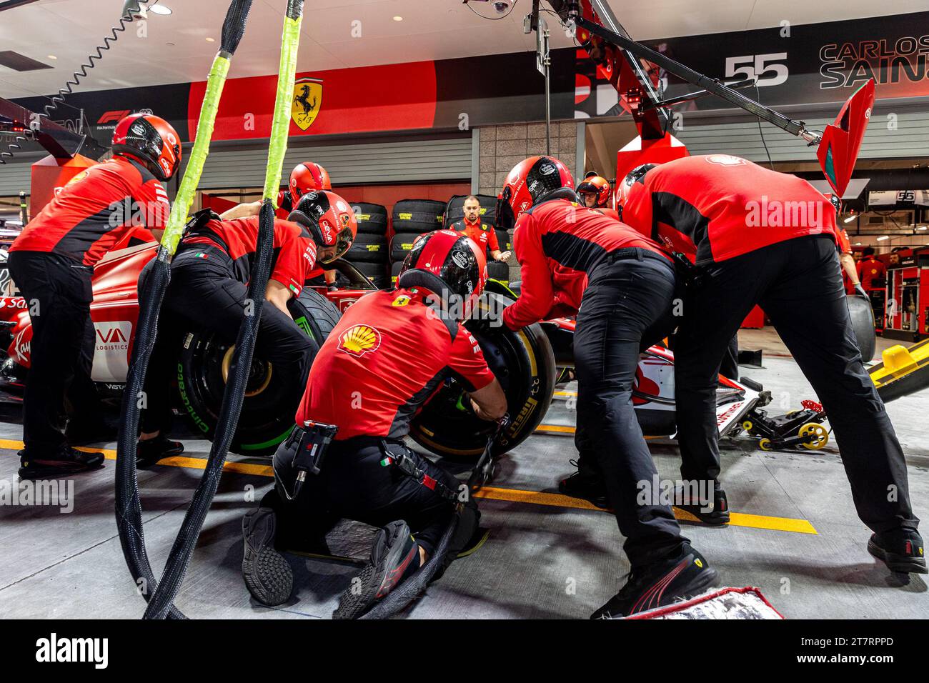 Las Vegas, USA. 16th Nov, 2023. The Ferrari pit team practice a tire ...