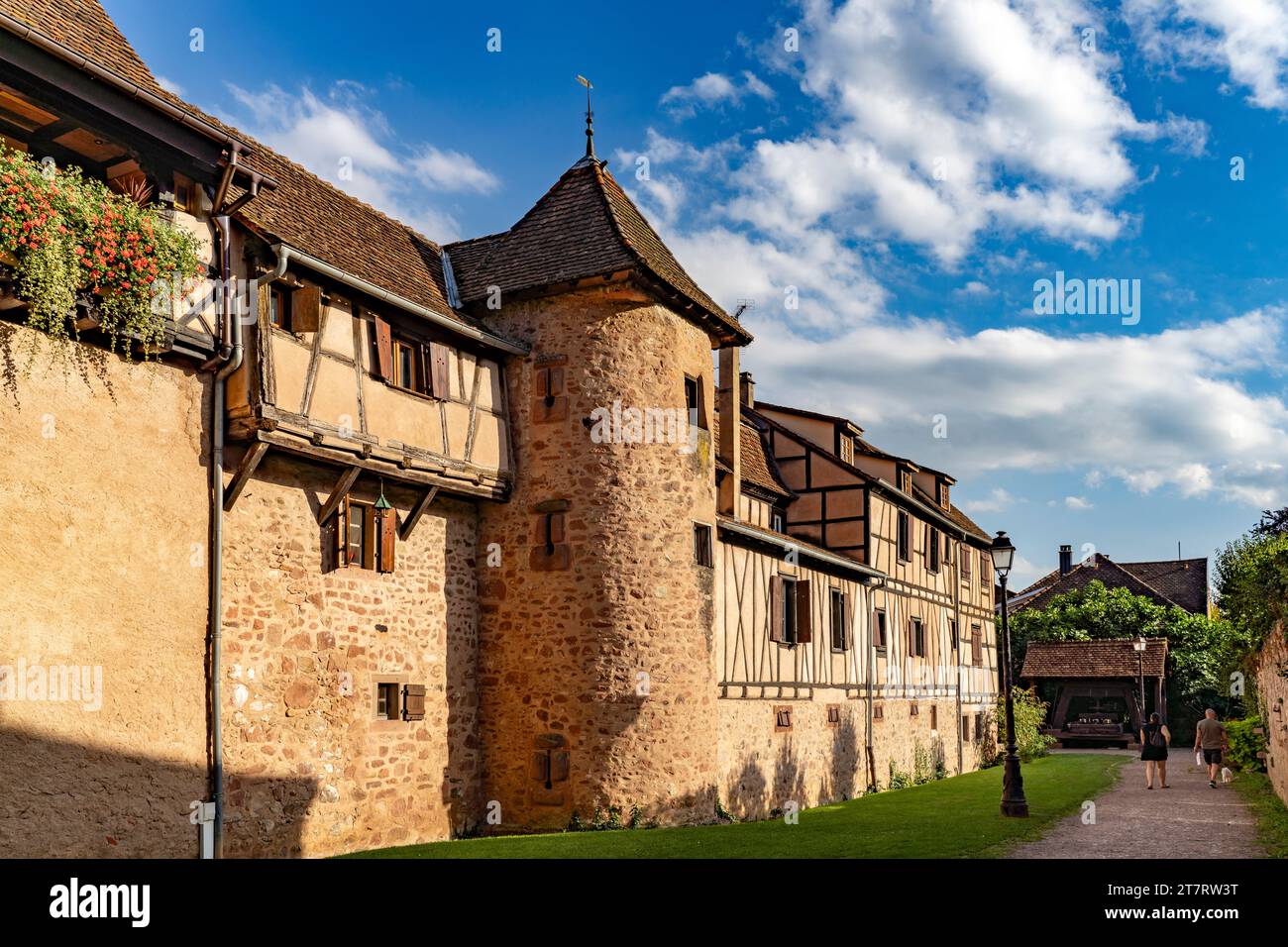 Turm der Stadtmauer von Riquewihr, Elsass, Frankreich | fortified city ...