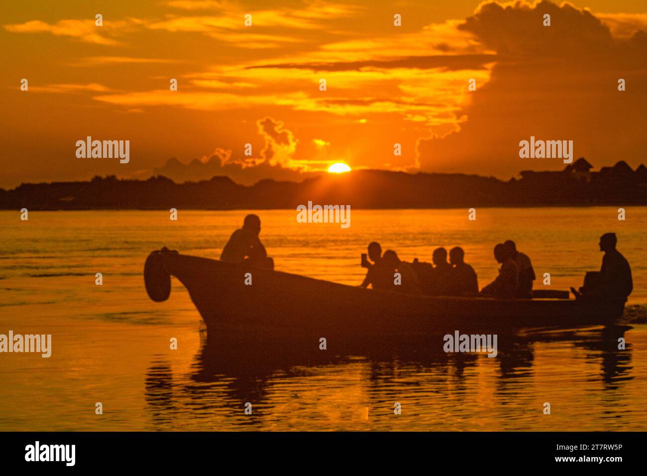 Silhoutte of tourists on a fishing boat at sunset in Shela Beach, Old ...