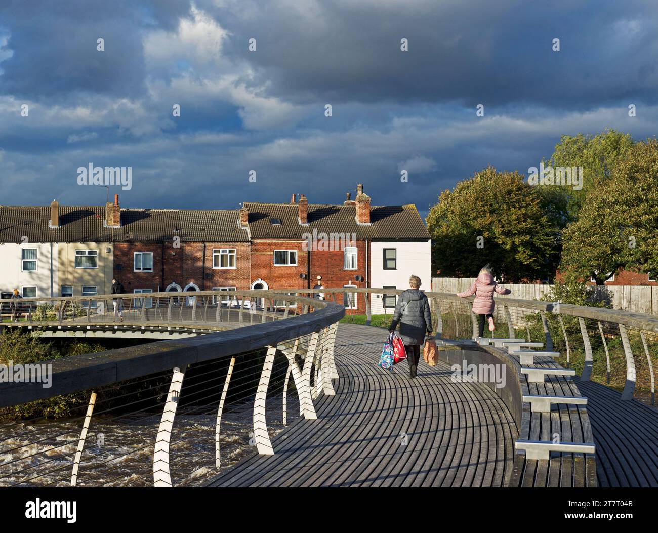 Footbridge over the River Aire at Castleford, West Yorkshire, England ...