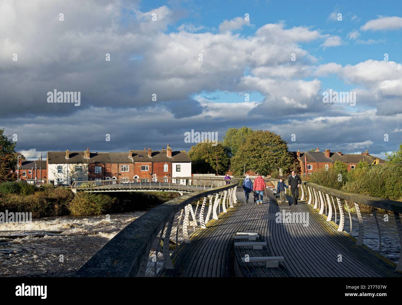 Footbridge over the River Aire at Castleford, West Yorkshire, England ...