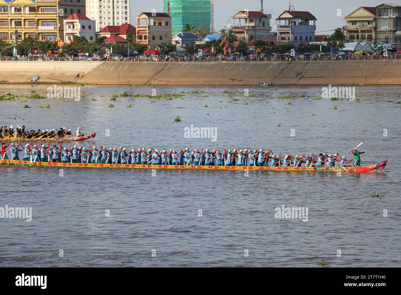 Dragonboats racing competition for Bon Om Touk Water Festival in Phnom ...