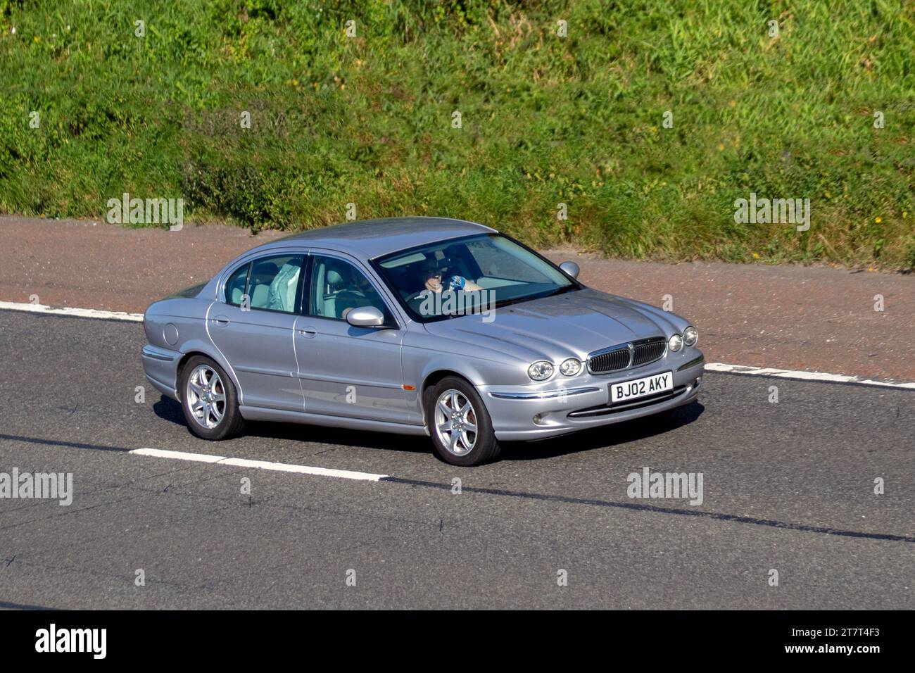 Jaguar x type saloon 2 0 v6 se 4d auto hi-res stock photography and ...