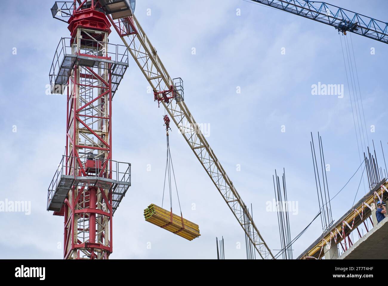 Building a tower using a crane hi-res stock photography and images - Alamy