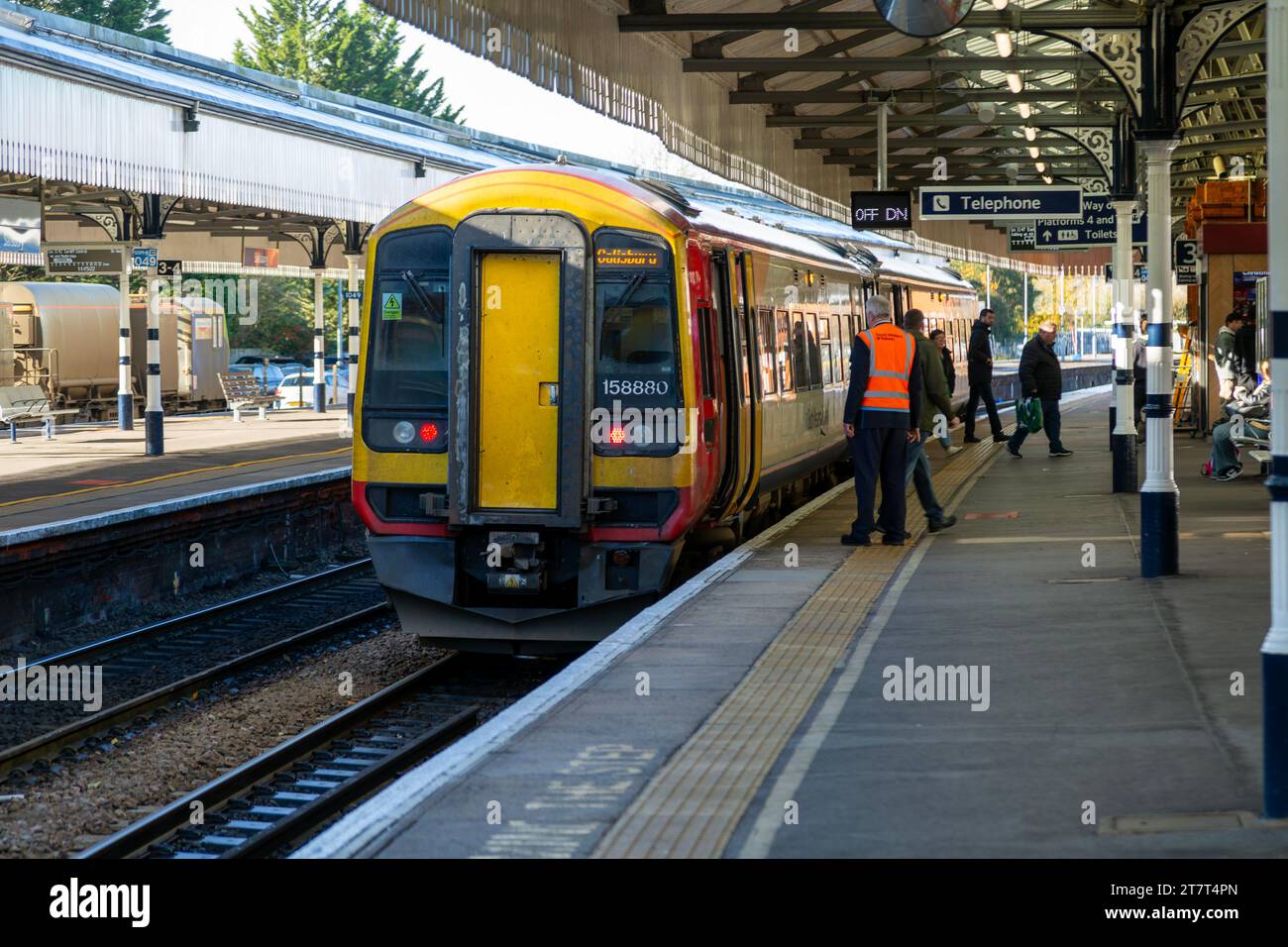 South Western Railway SWR Class 165 Turbo train 1158880 at Salisbury ...