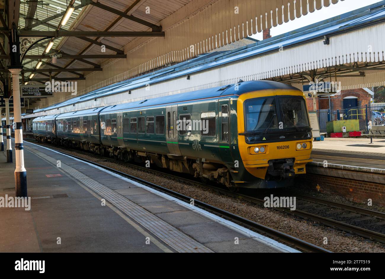 GWR Great Western Railway Class 165 Turbo train 166206 at Salisbury ...