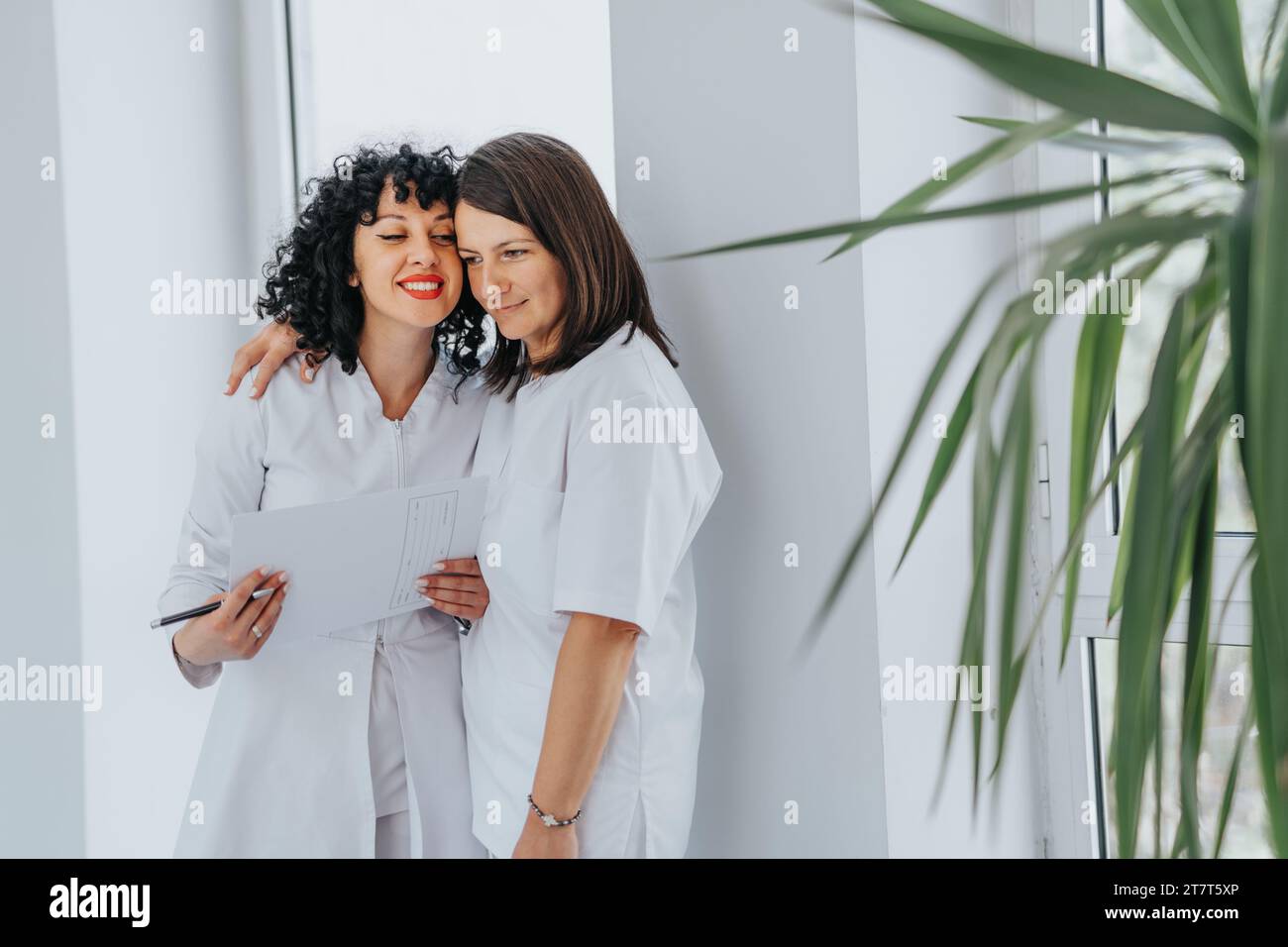 Patient hugging doctors hi-res stock photography and images - Alamy
