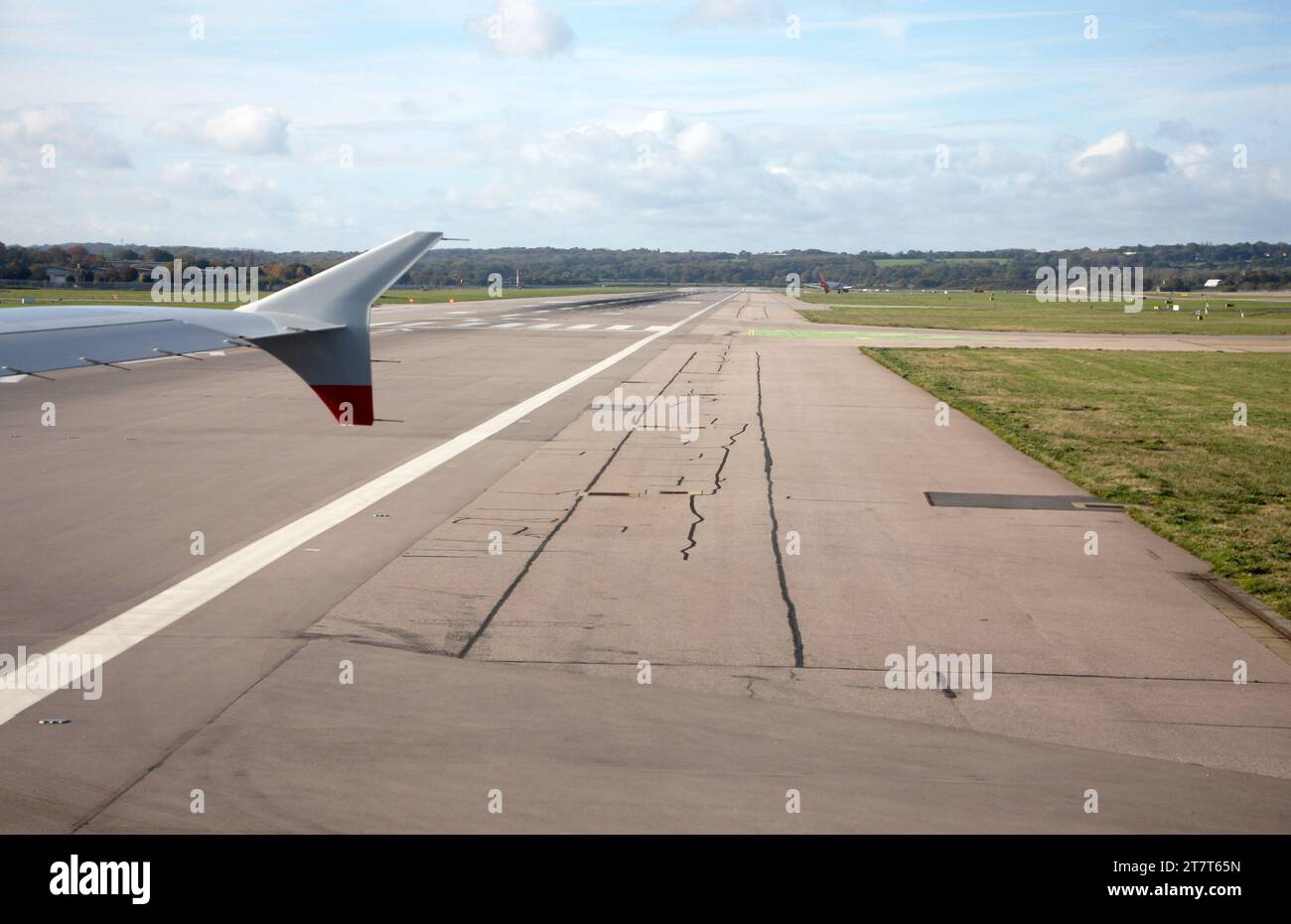 Gatwick runway 26l hi-res stock photography and images - Alamy
