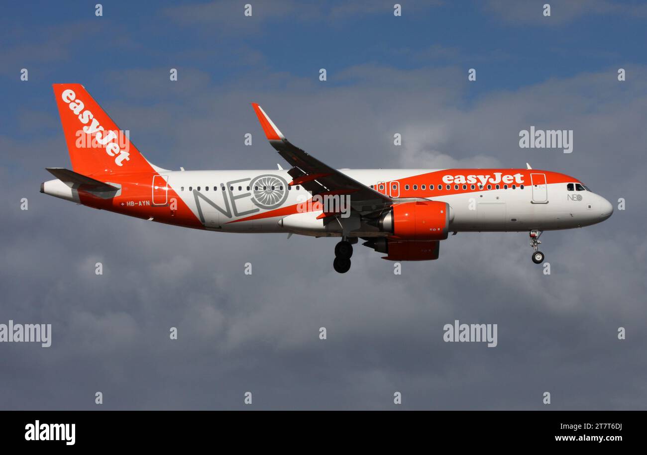 Easyjet airbus a320neo hi-res stock photography and images - Alamy