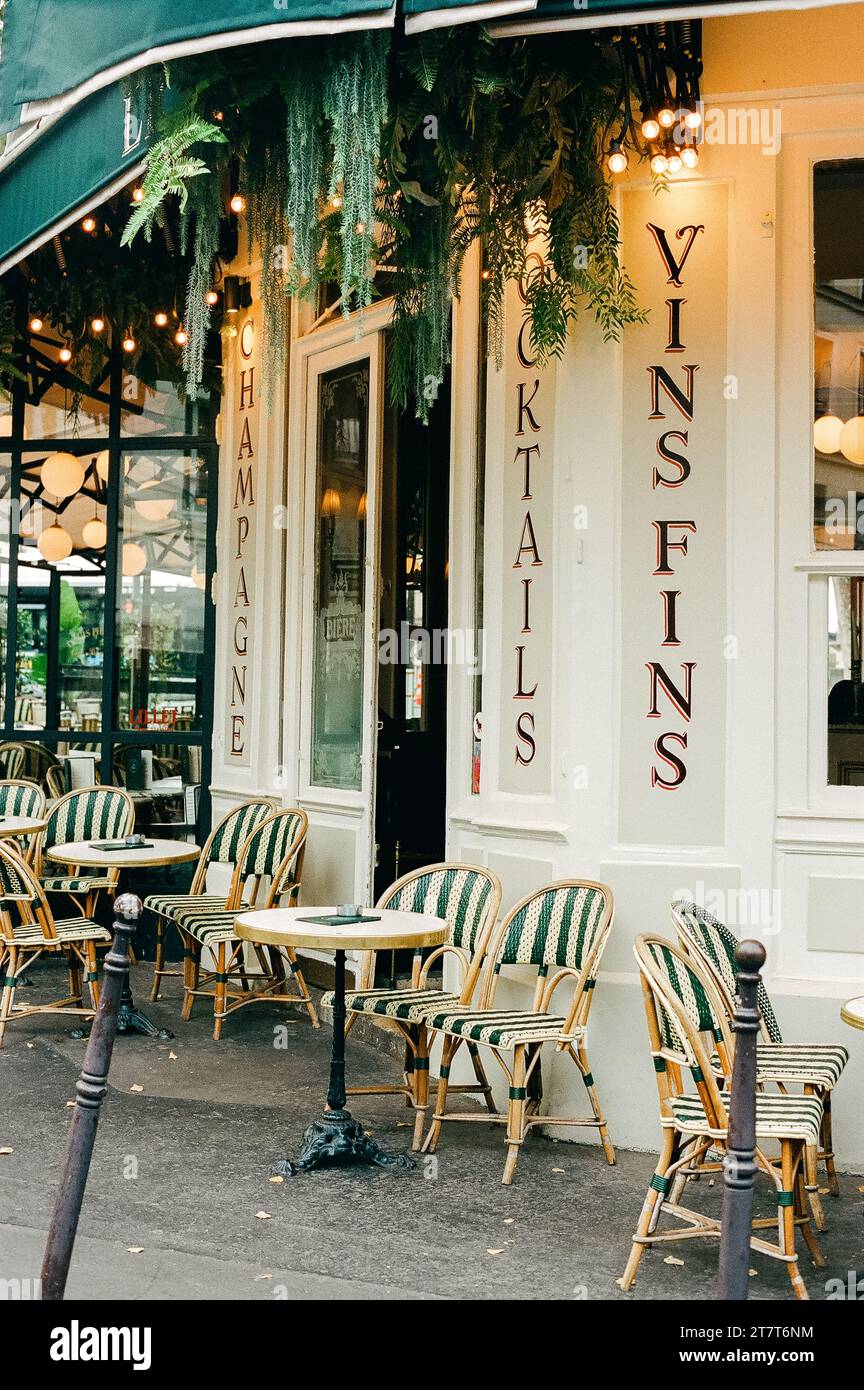 Paris cafe with green awning and striped chairs Stock Photo - Alamy
