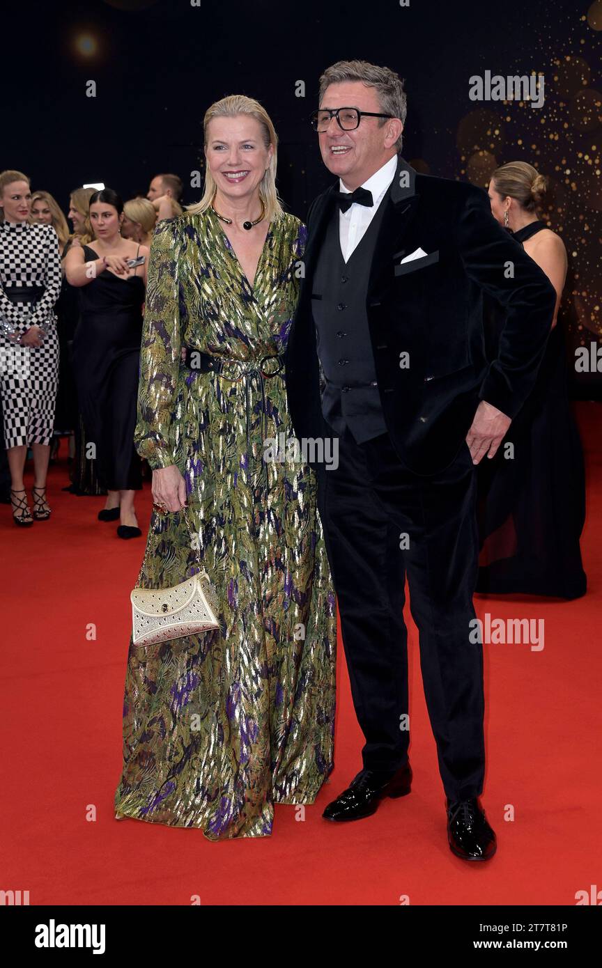 Hans Sigl mit Ehefrau Susanne Sigl bei der 75. Bambi-Verleihung 2023 in ...