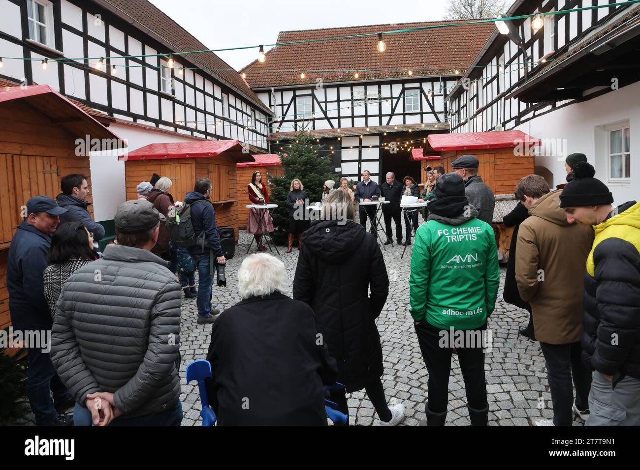 Geroda, Germany. 17th Nov, 2023. Visitors stand at the Christmas market ...