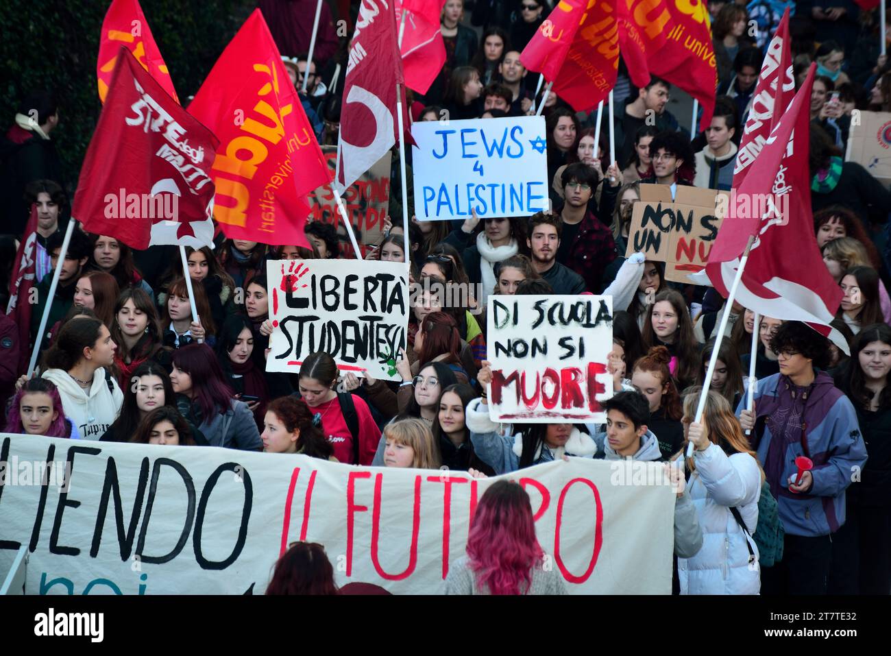 Trade unions italy demonstration hi-res stock photography and images ...