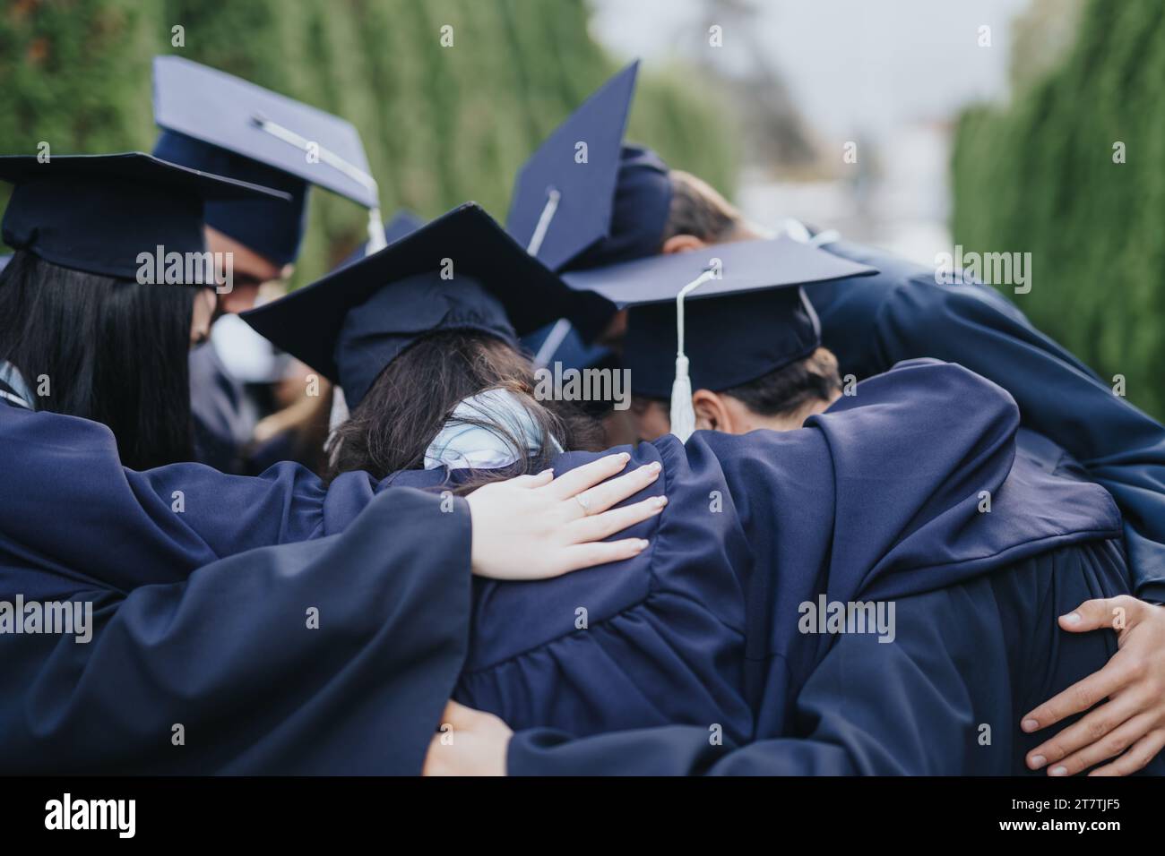 University friends celebrate graduation, sharing happiness in the park ...