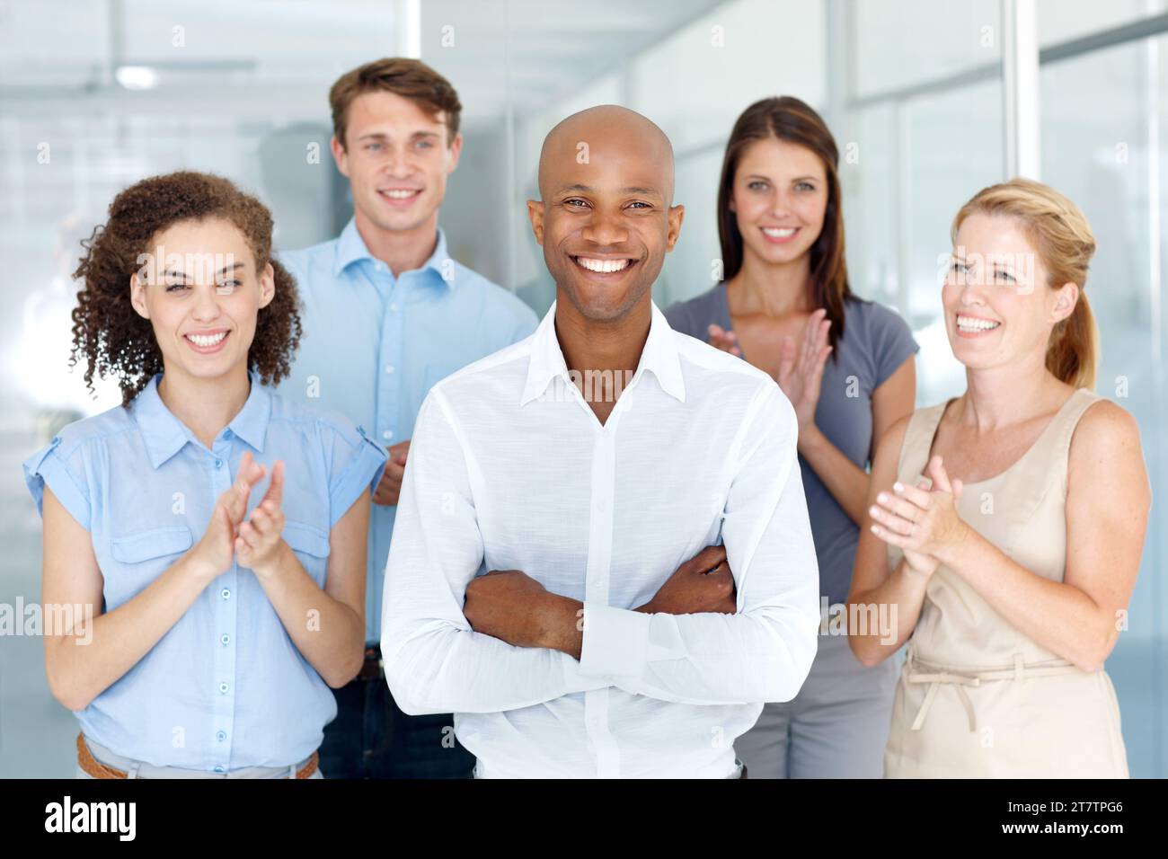 Black audience clapping hi-res stock photography and images - Alamy