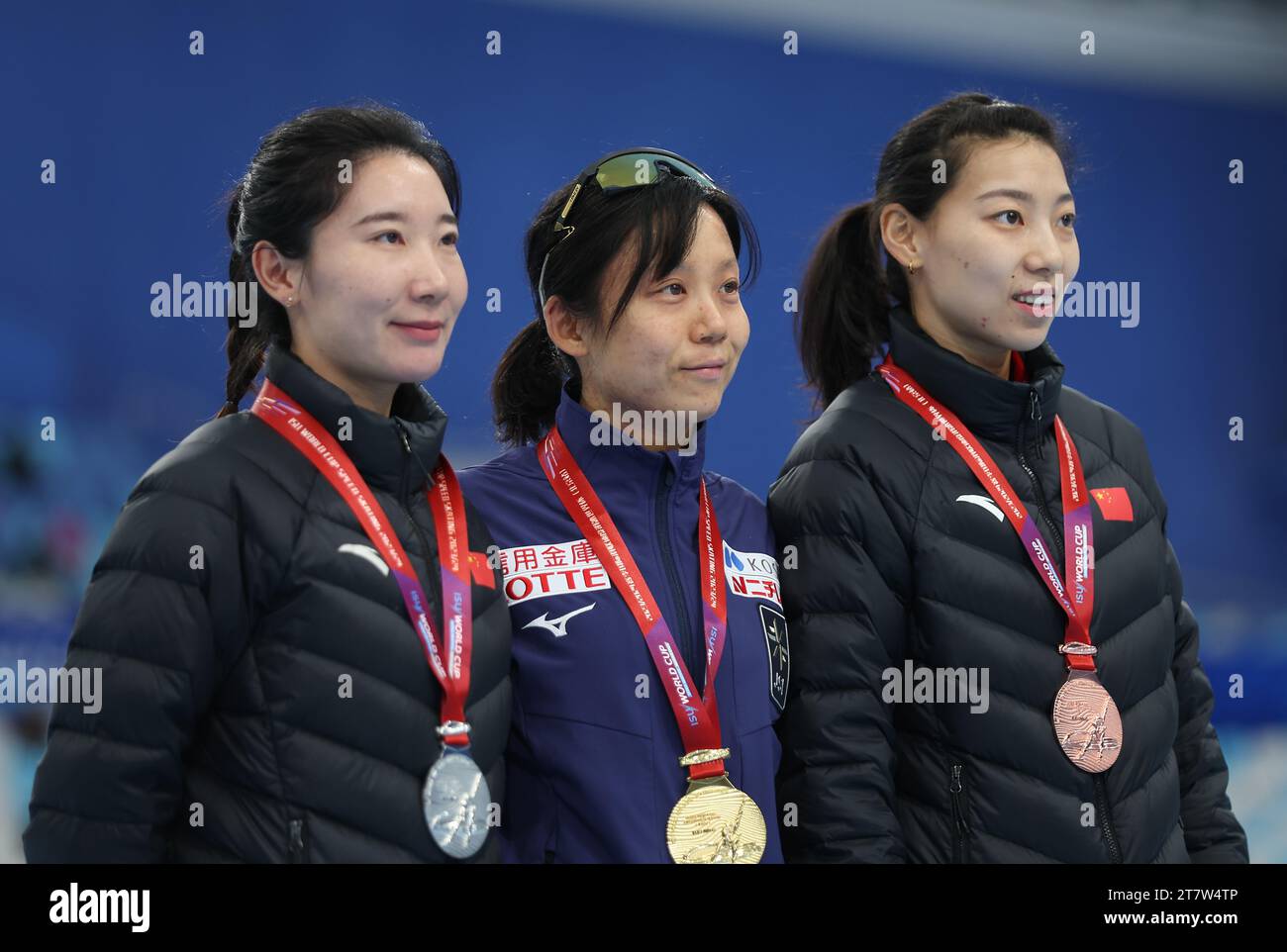 Beijing, China. 17th Nov, 2023. Gold medalist Takagi Miho (C) of Japan ...