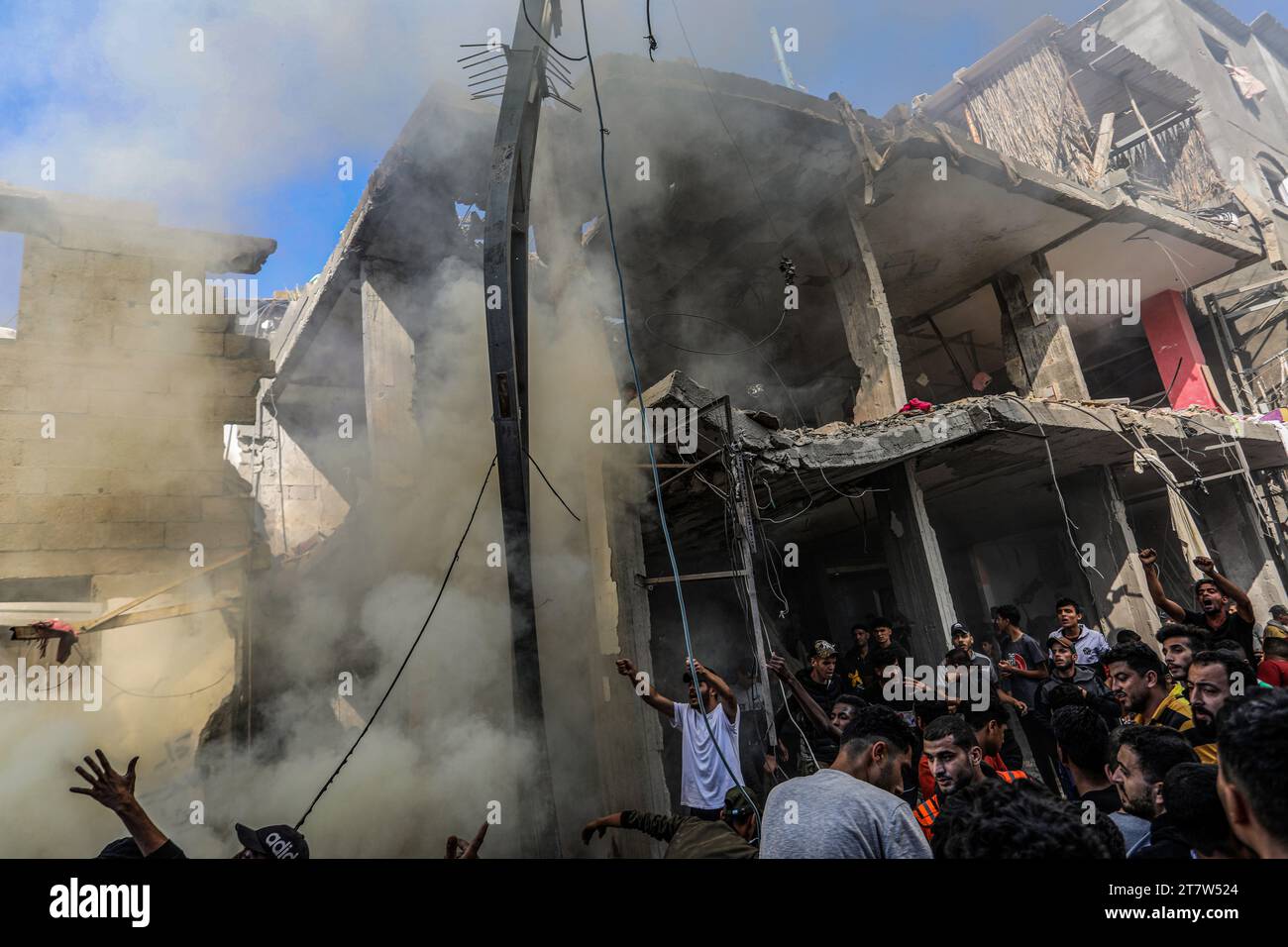 Rafah, Palestinian Territories. 17th Nov, 2023. Palestinians attempt to ...