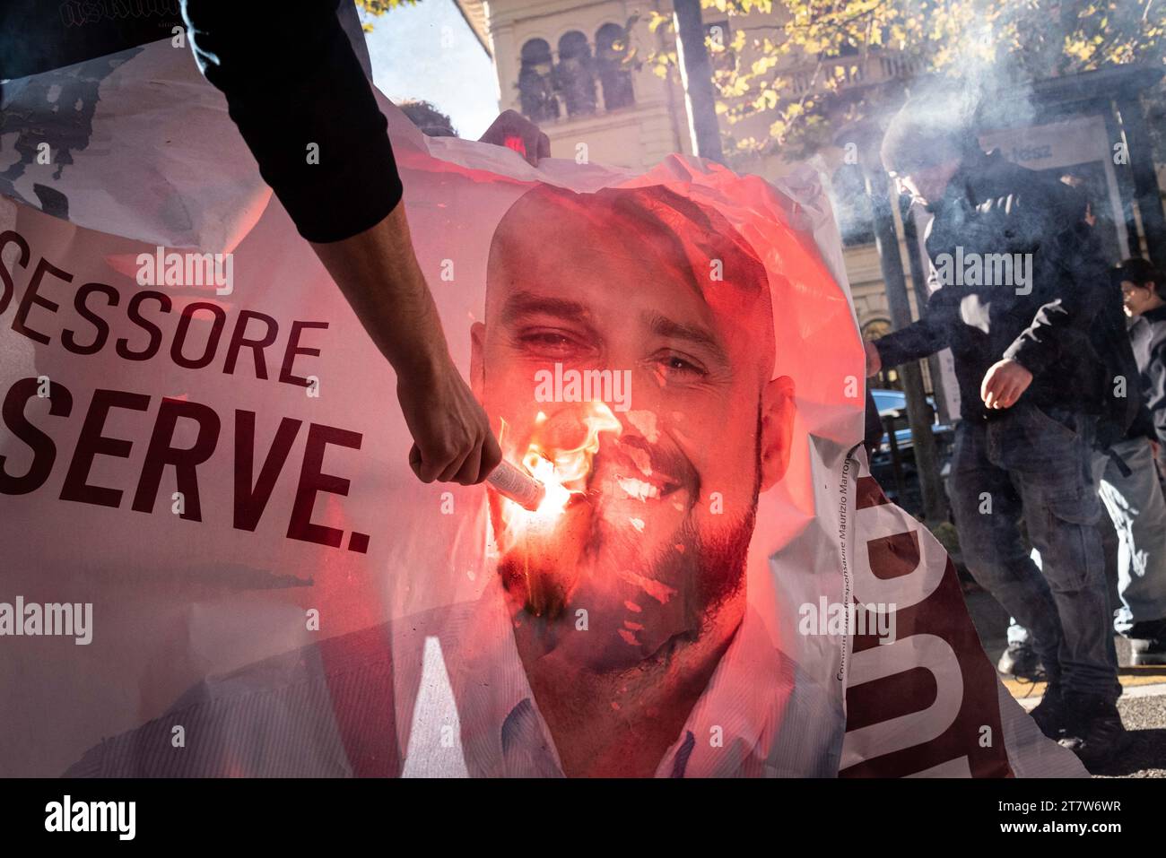 Turin, Turin, Italy. 17th Nov, 2023. Italian students demonstrate burn ...
