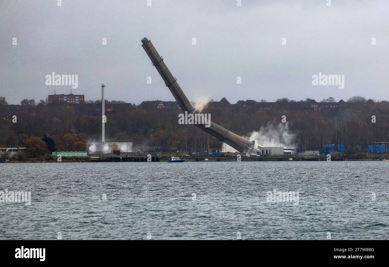 Kiel, Germany. 17th Nov, 2023. The chimney of the Kiel power plant is ...