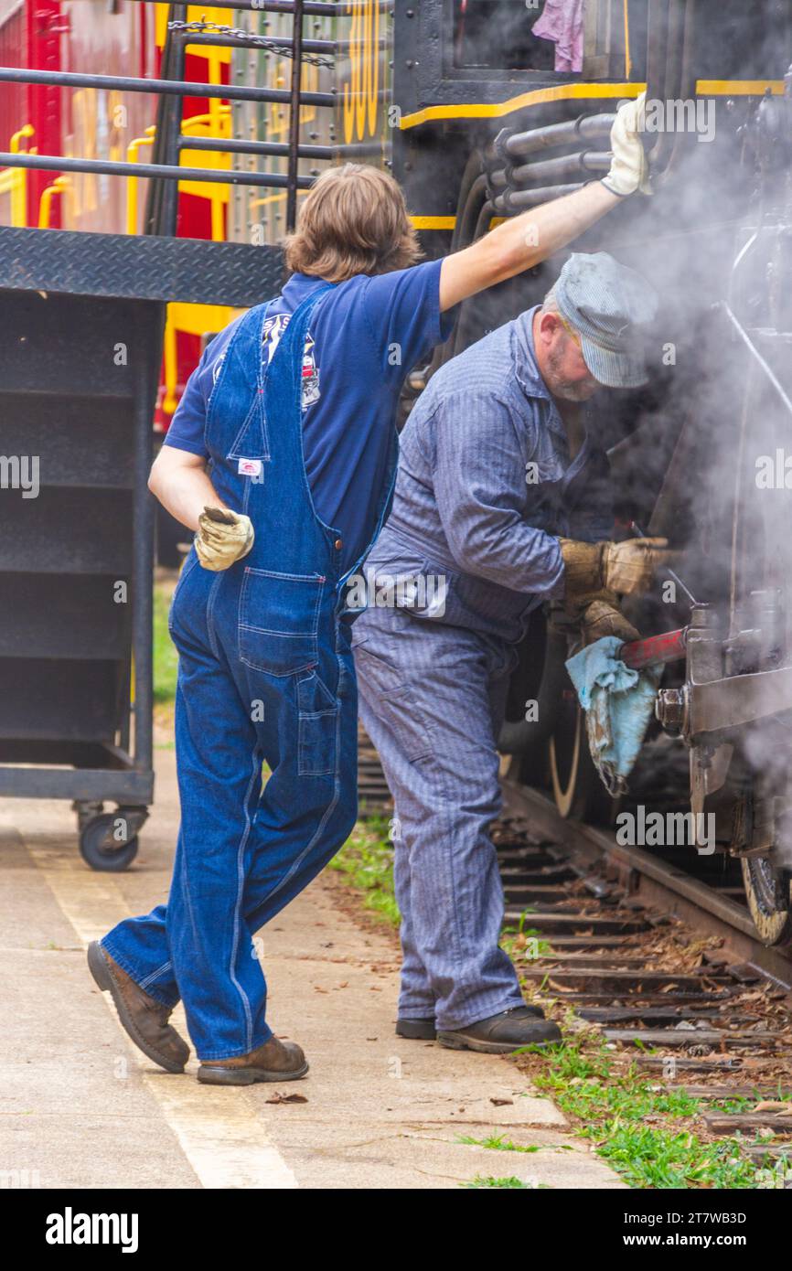 Crew performing last minute maintenance on 1917 Baldwin "Pershing ...