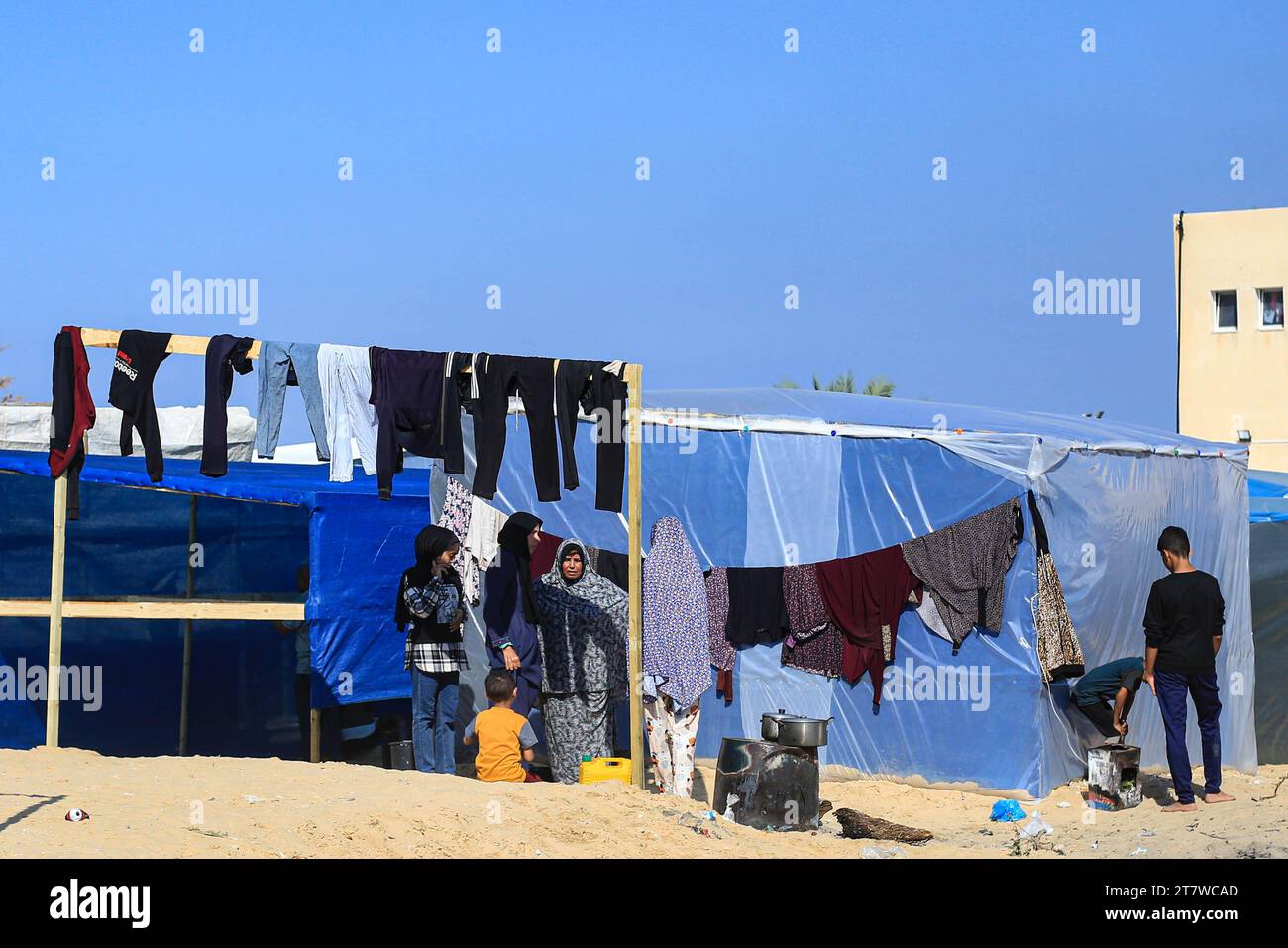 Khan Yunis, Palestinian Territories. 17th Nov, 2023. Palestinians cook ...