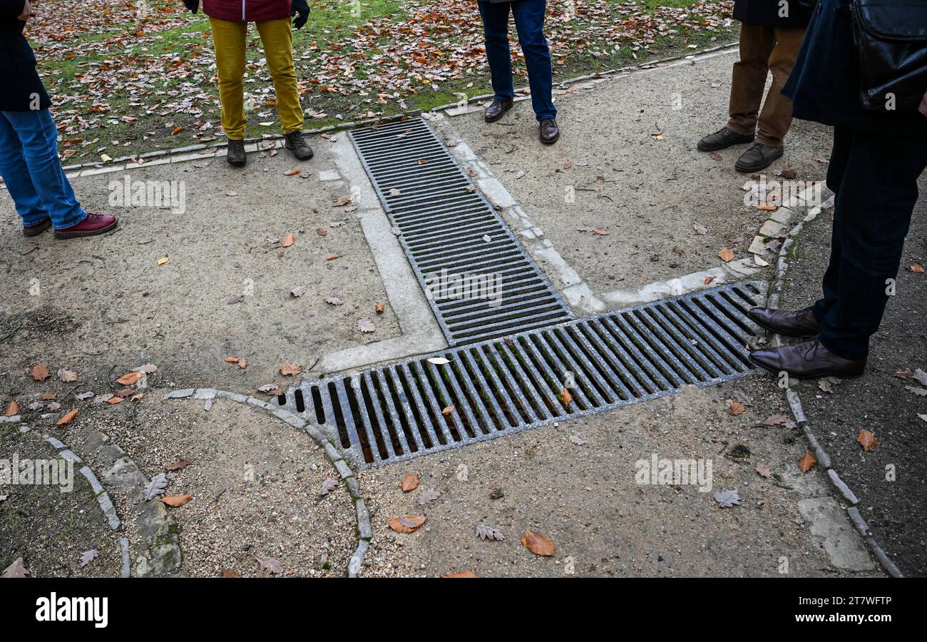 Wrought iron grates hi-res stock photography and images - Alamy