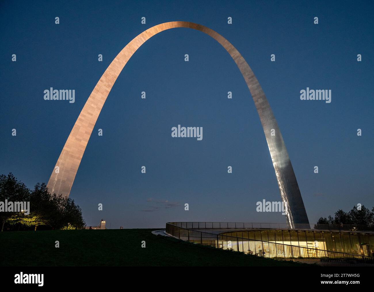 Imposing structure of the arch hi-res stock photography and images - Alamy