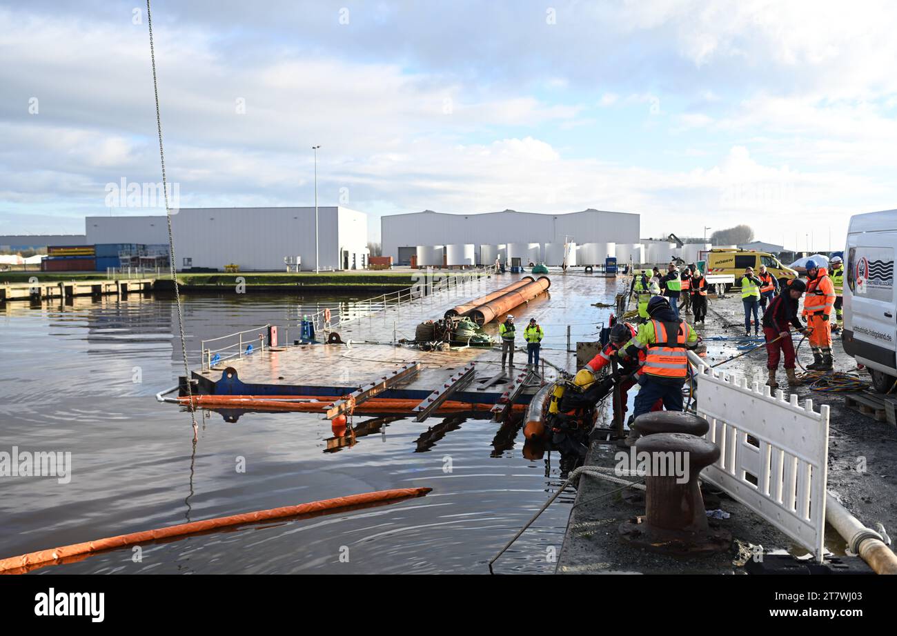 Emden, Germany. 17th Nov, 2023. The diver leaves the harbor basin ...