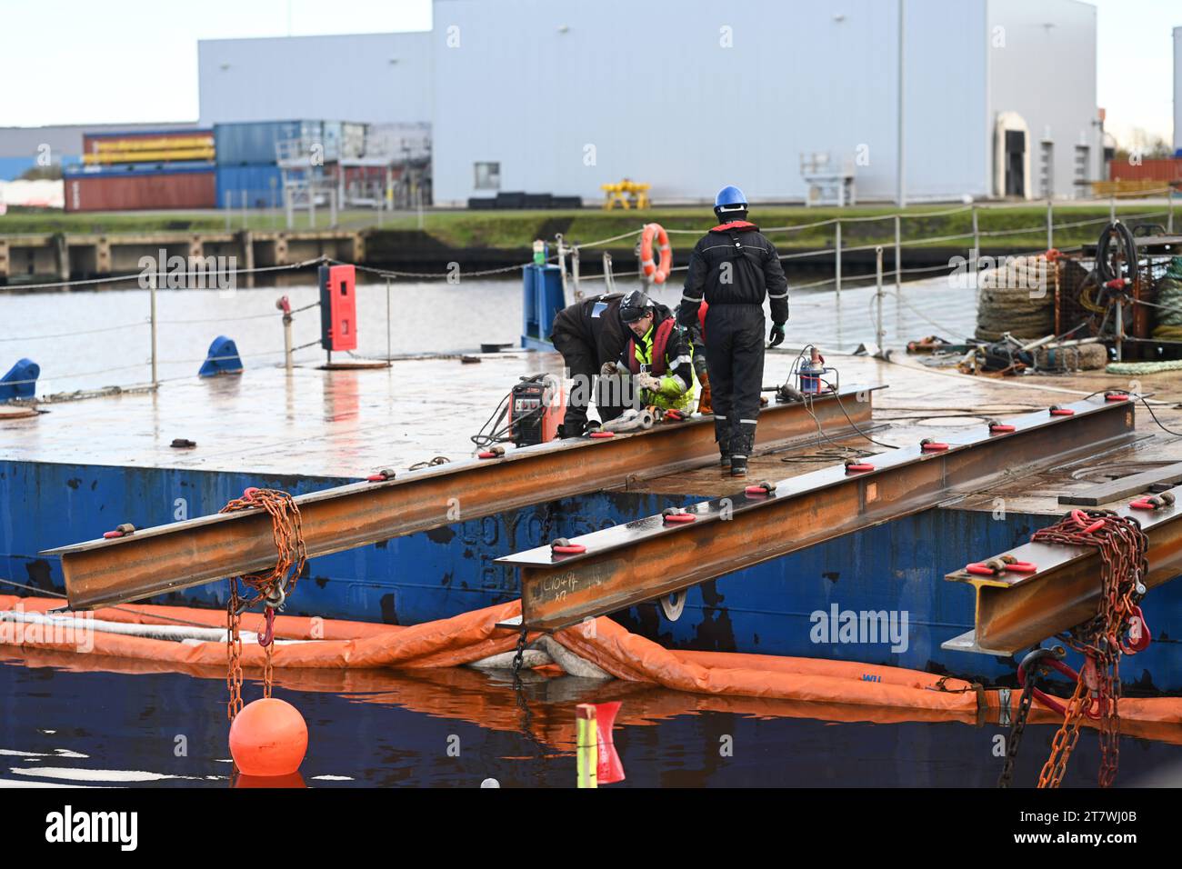 Emden, Germany. 17th Nov, 2023. Employees of the salvage company ...