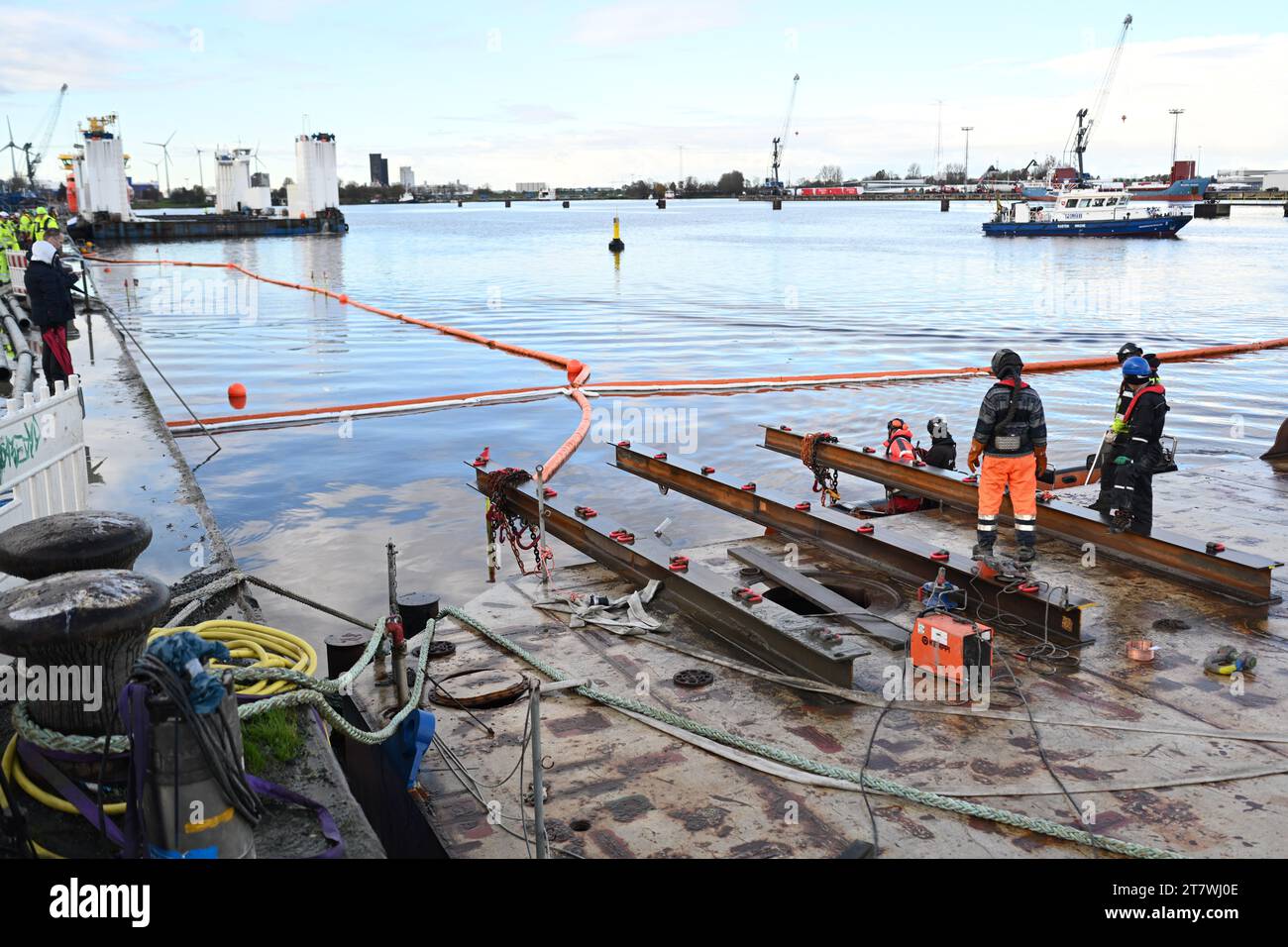 Emden, Germany. 17th Nov, 2023. Employees of the salvage company ...