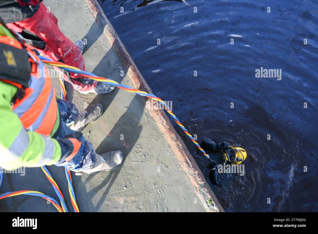 Emden, Germany. 17th Nov, 2023. A diver looks up at his colleague ...
