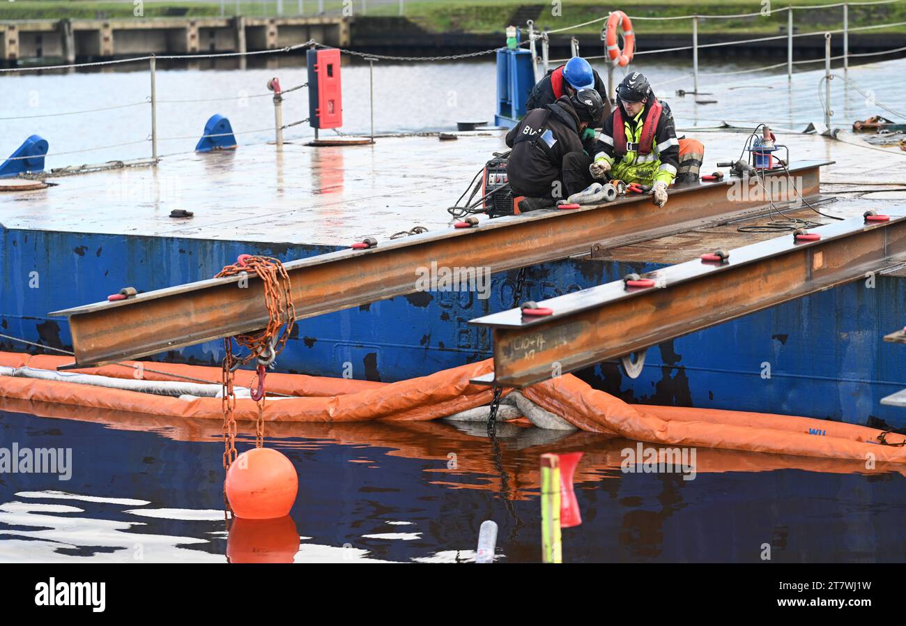 Emden, Germany. 17th Nov, 2023. Employees of the salvage company ...