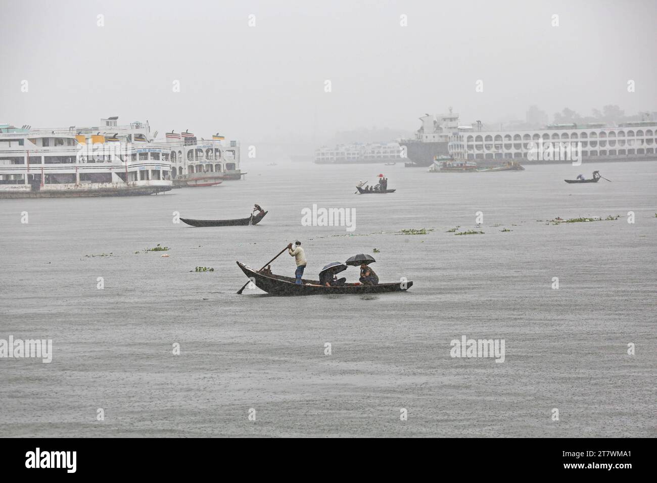 Cyclone Midhili hits costal area in Bangladesh Bangladeshi passengers ...