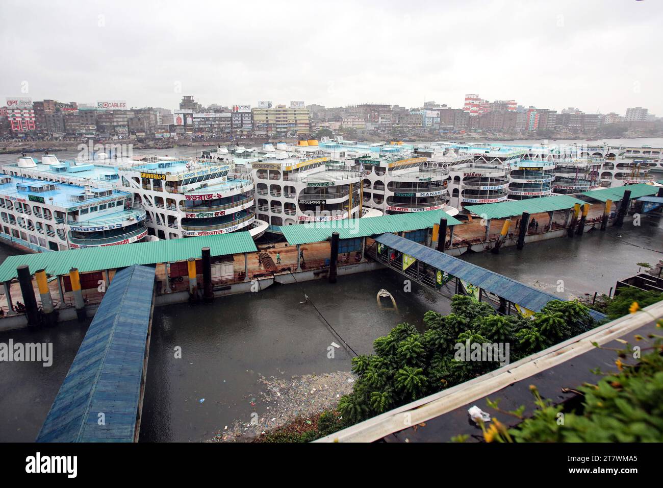 Cyclone Midhili hits costal area in Bangladesh Bangladeshi passengers ...