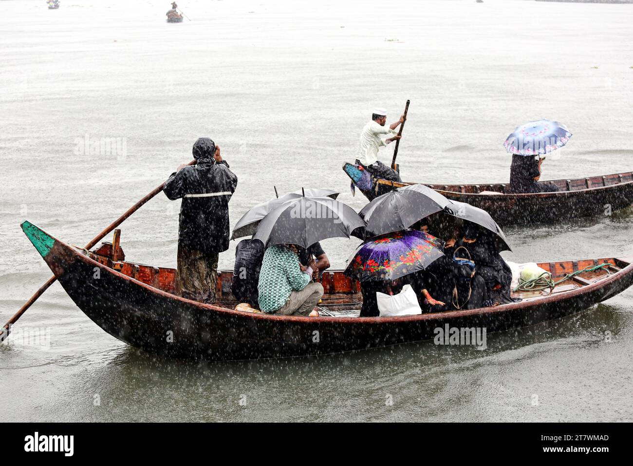 Cyclone Midhili hits costal area in Bangladesh Bangladeshi passengers ...