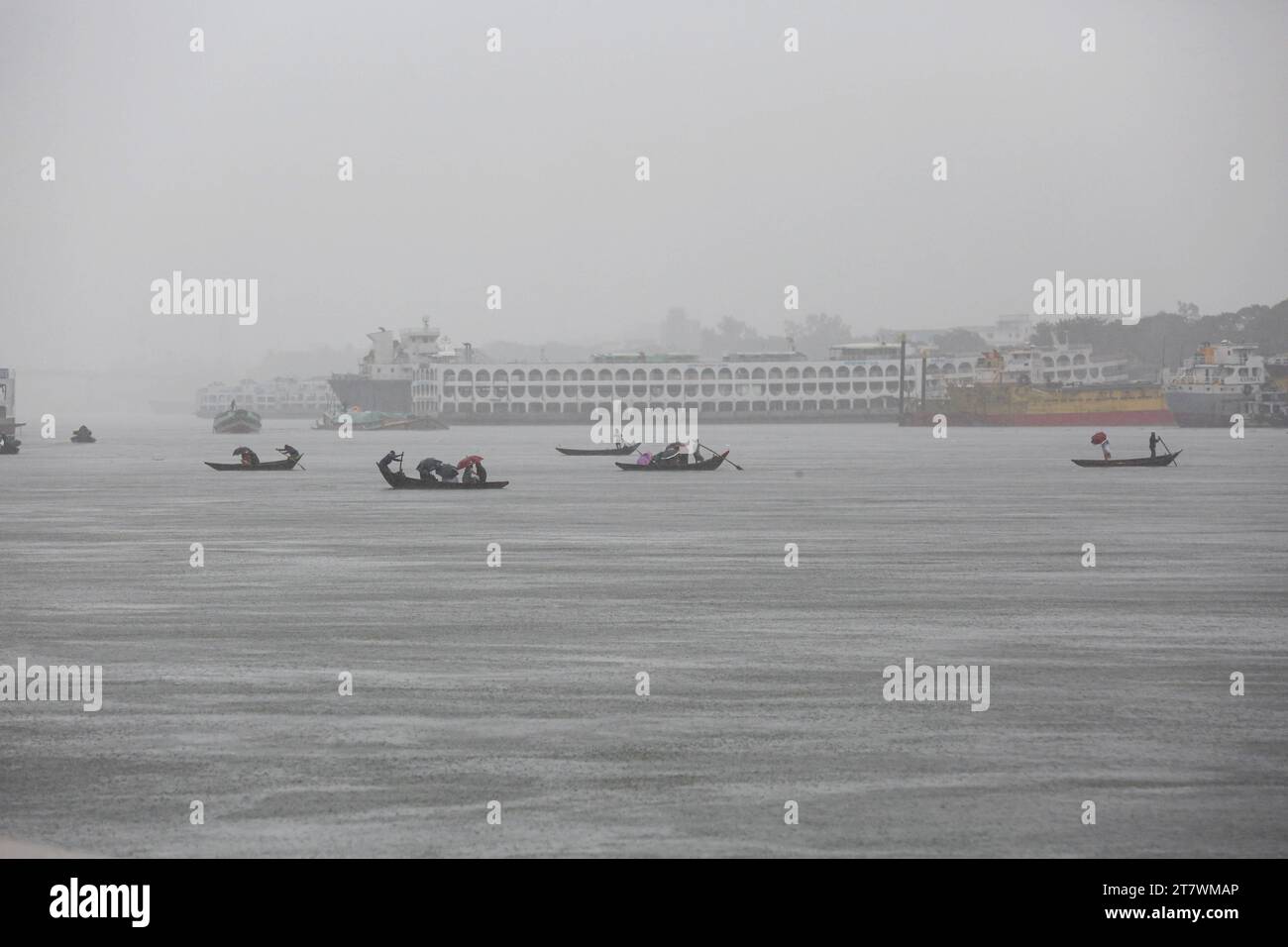 Cyclone Midhili hits costal area in Bangladesh Bangladeshi passengers ...