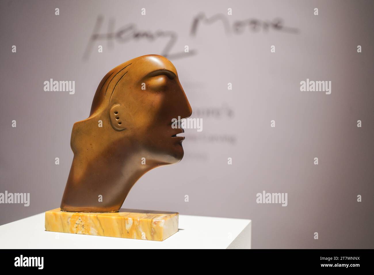 Henry moore head hi-res stock photography and images - Alamy