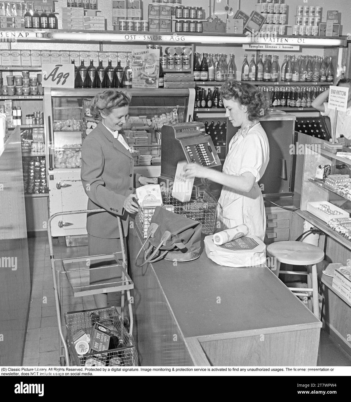 1940s shopping cart hi-res stock photography and images - Alamy