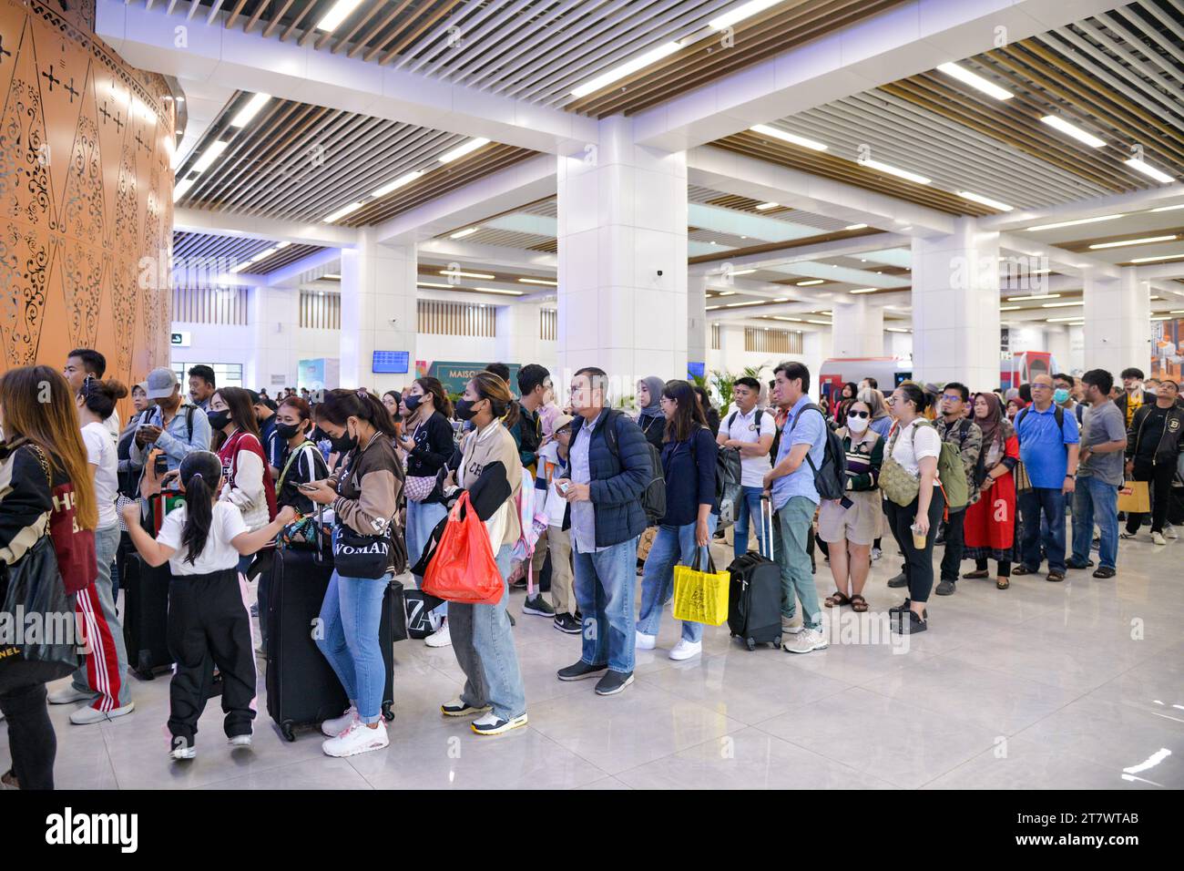 Jakarta, Indonesia. 17th Nov, 2023. Passengers wait in line to check in for a train of the ...