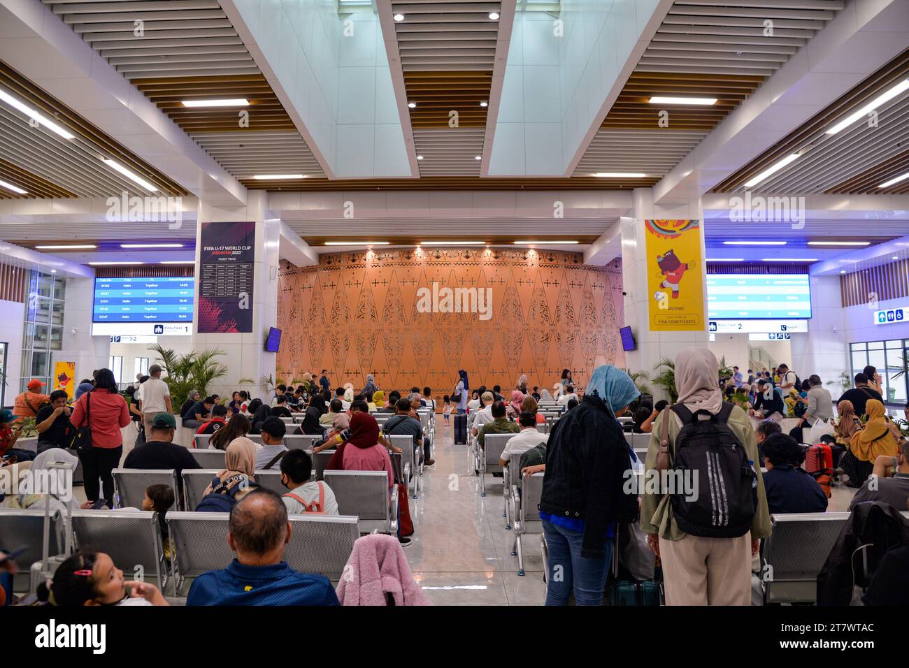Jakarta, Indonesia. 17th Nov, 2023. Passengers wait in the waiting hall of Halim Station in ...