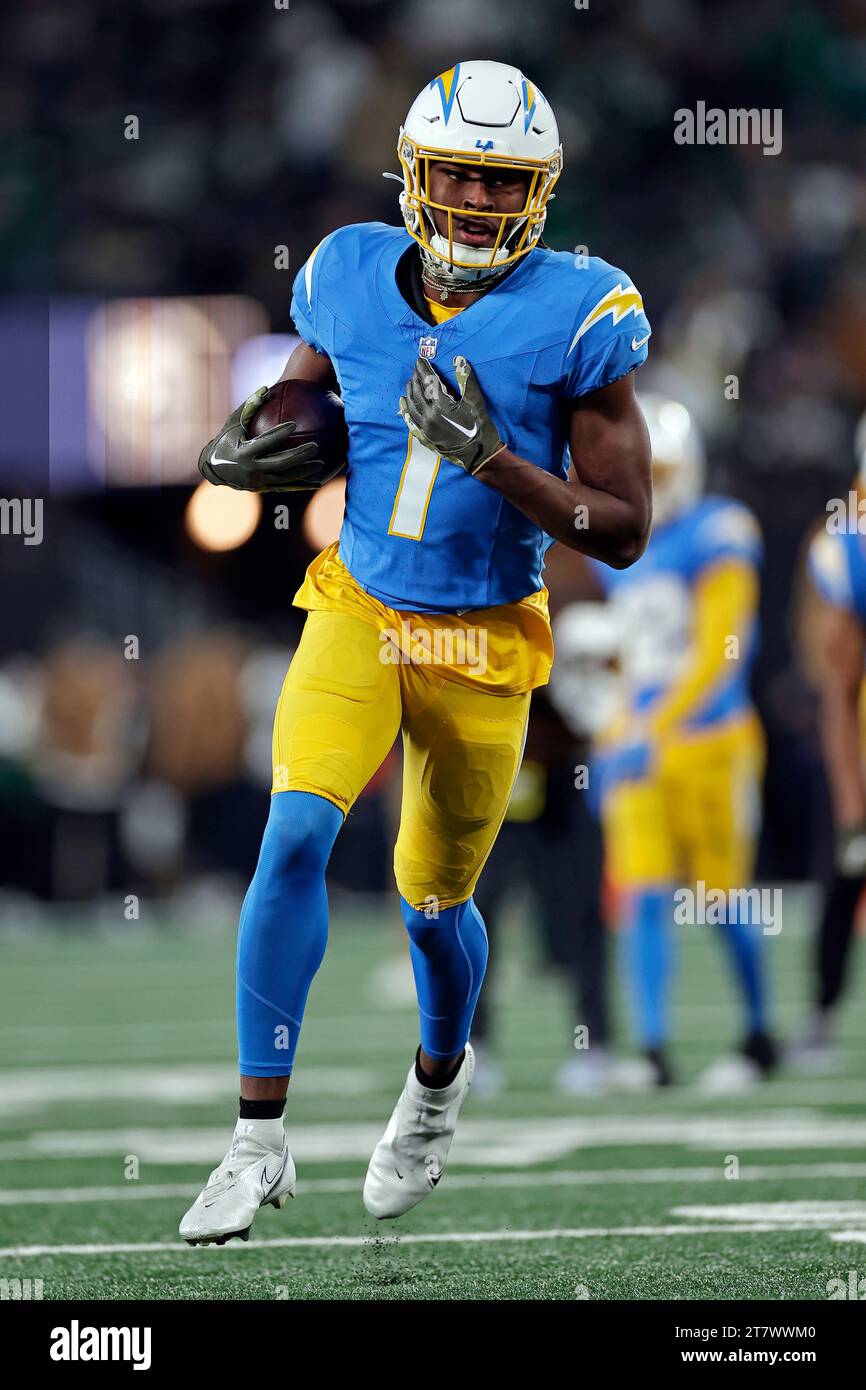 Los Angeles Chargers wide receiver Quentin Johnston (1) warms up before ...