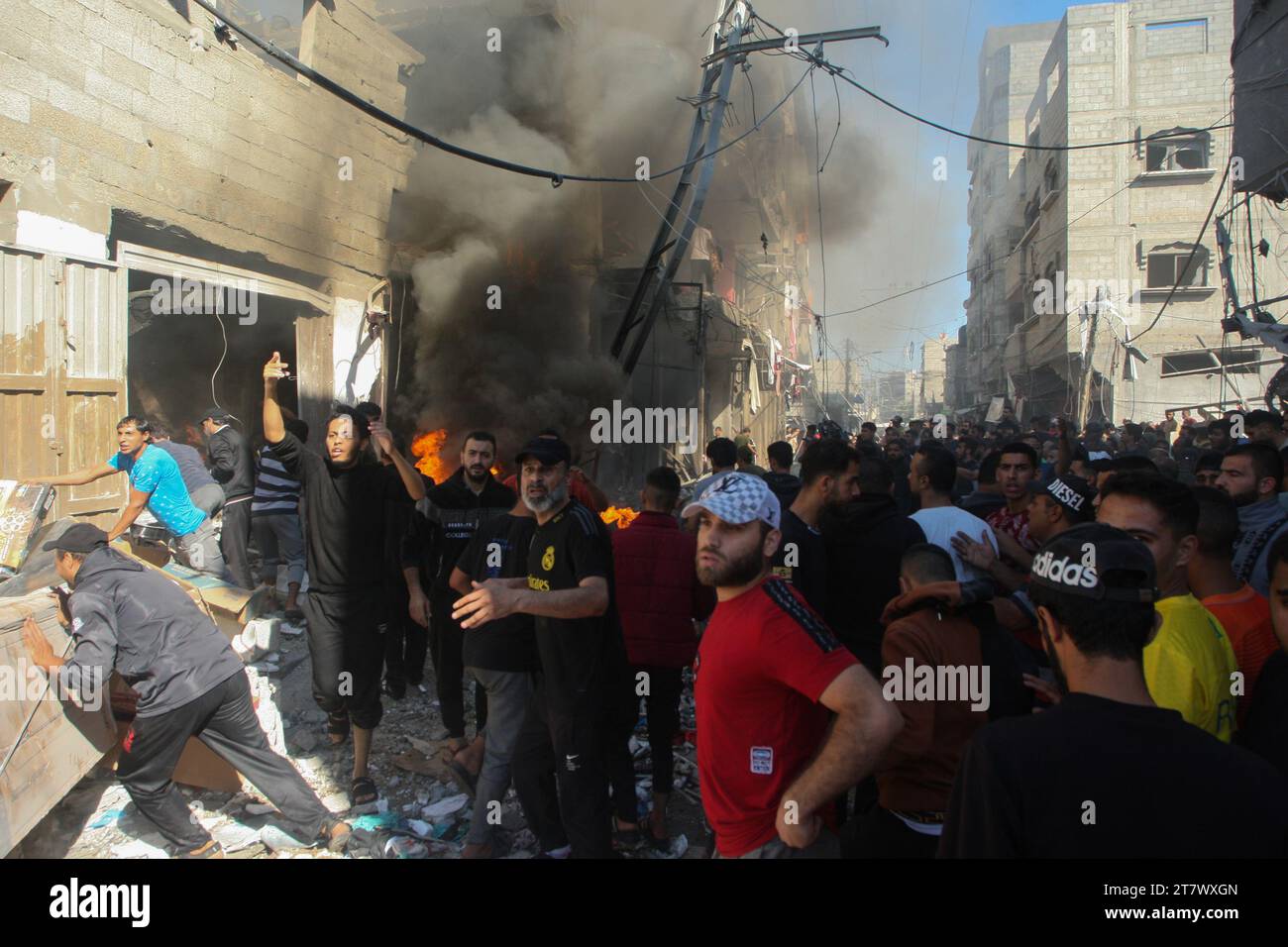 Rafah, Gaza. 17th Nov, 2023. Palestinians search for victims in the ...