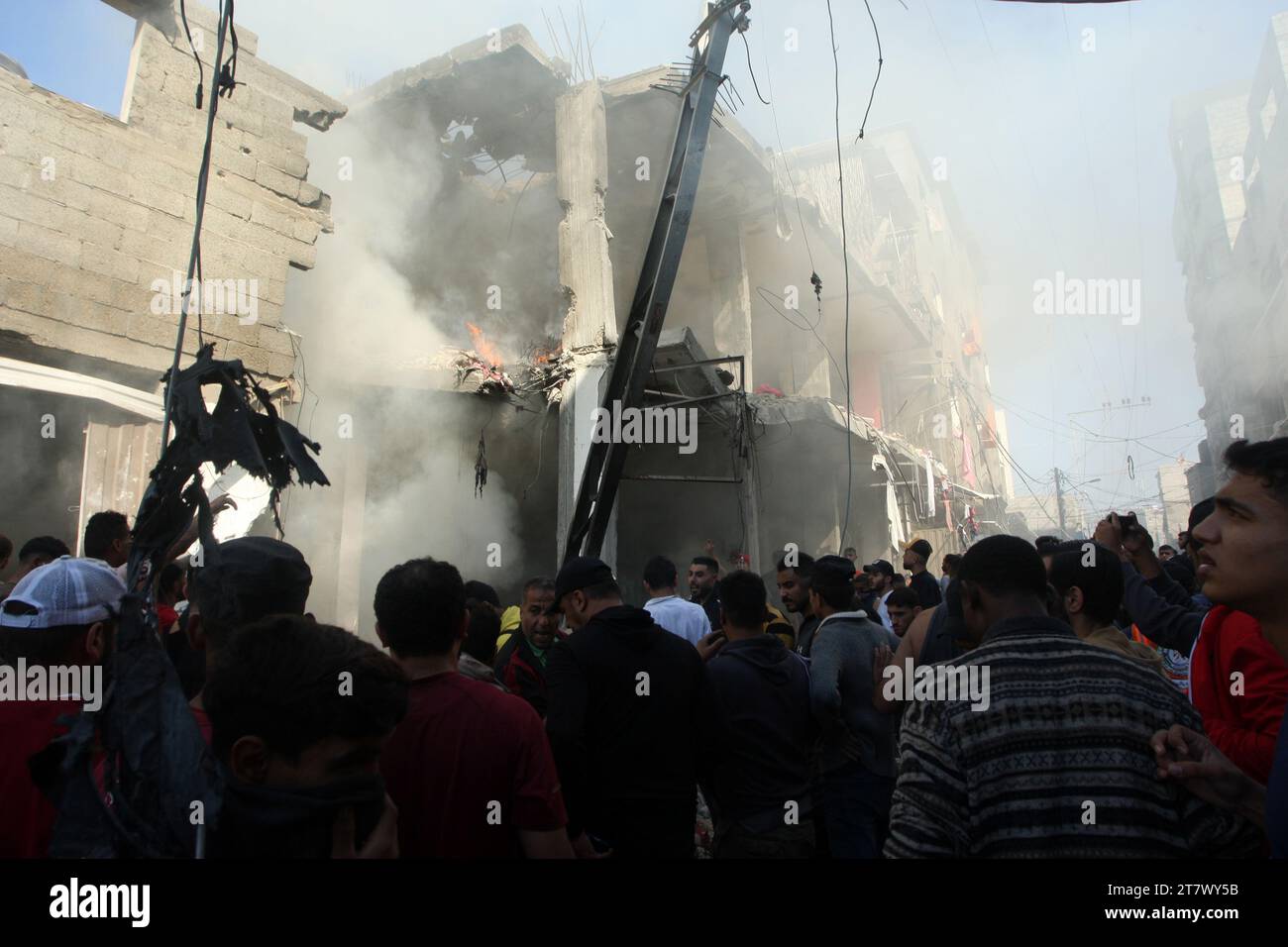 Rafah, Gaza. 17th Nov, 2023. Palestinians search for victims in the ...