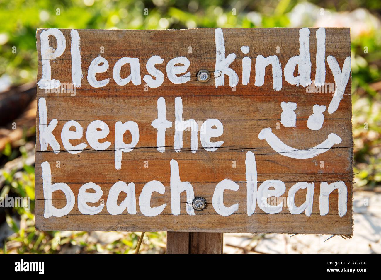 Sign saying "'Please kindly keep the beach clean Stock Photo - Alamy