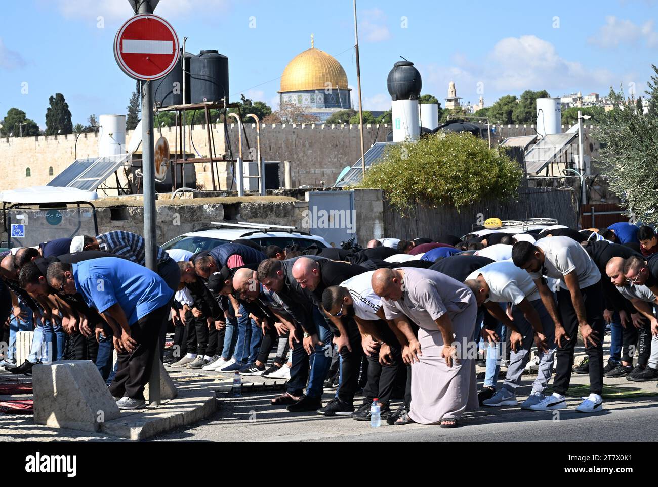 East Jerusalem, Israel. 17th Nov, 2023. Israeli border police guard ...