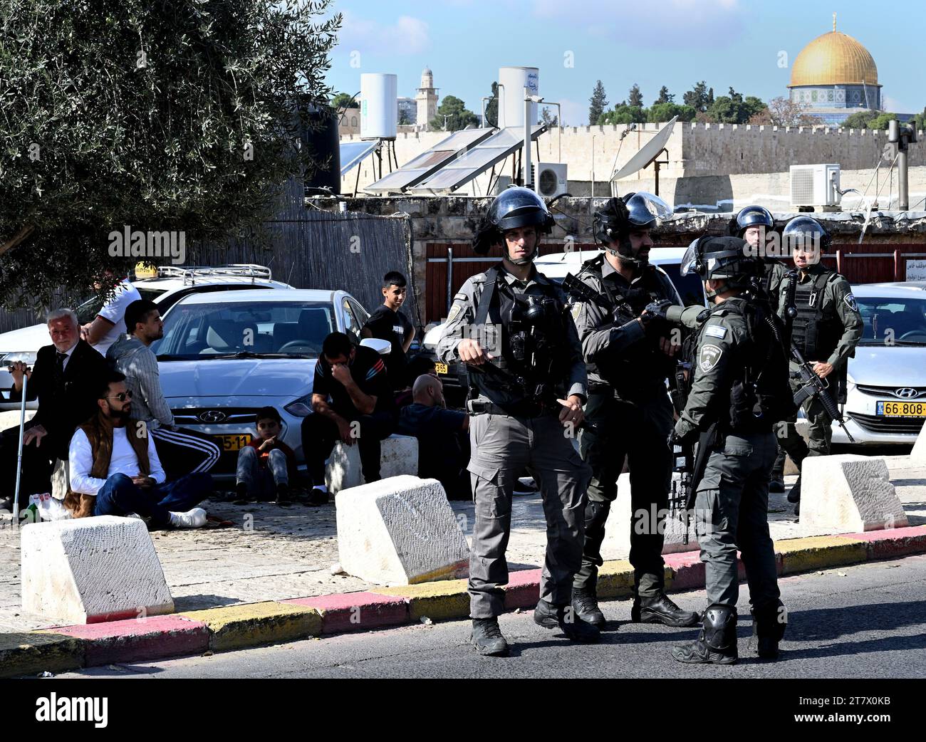 East Jerusalem, Israel. 17th Nov, 2023. Israeli border police guard ...